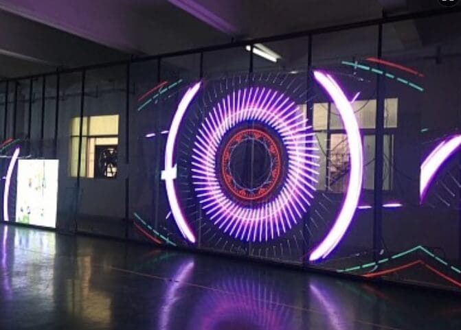 LEDホログラフィックスクリーンとLEDクリスタルフィルムスクリーン：どちらが優れているか？